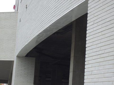 Dintel metálico curvado